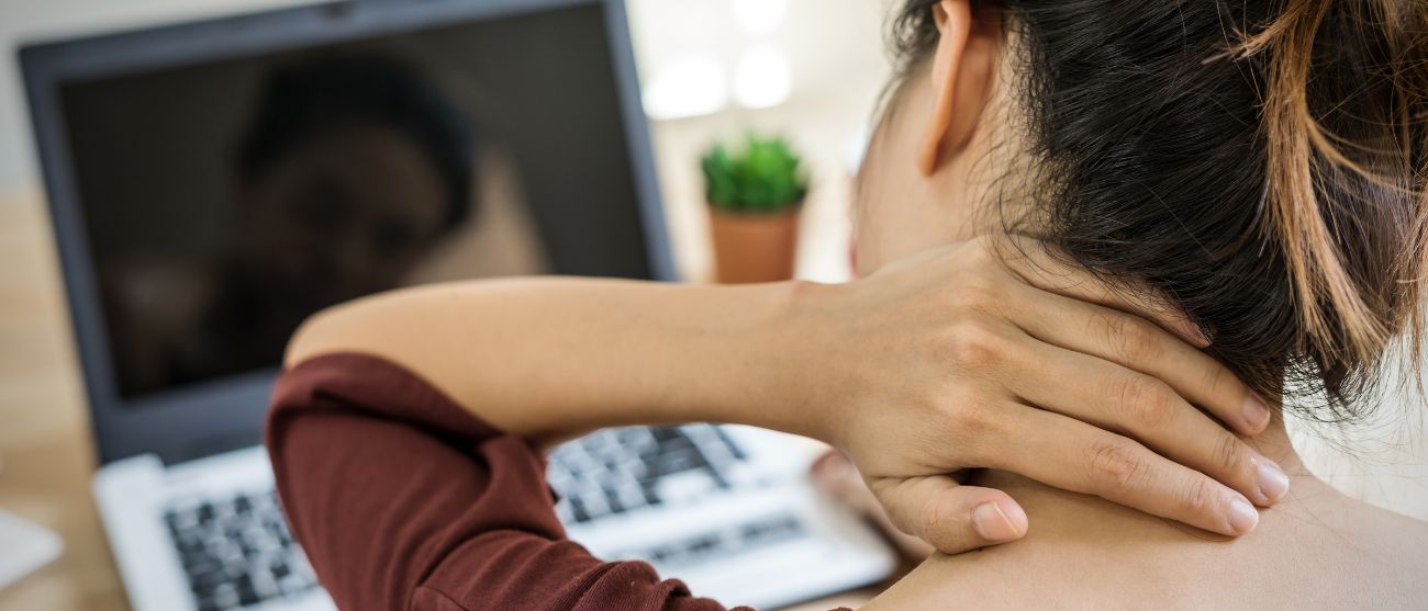 Postura e mal di collo: cosa c’è di vero? Evidenze recenti